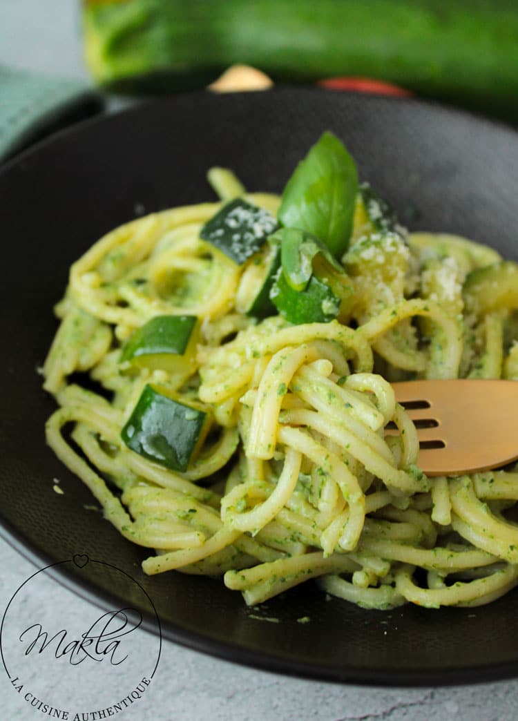 Pâtes aux courgettes et basilic | Sauce crémeuse - Makla - La cuisine ...